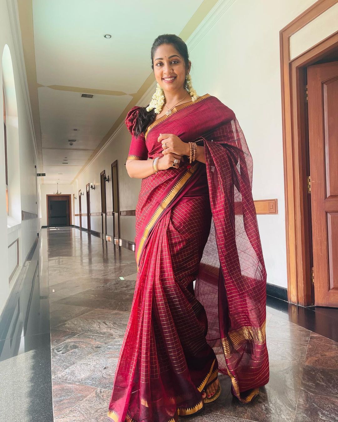 Navya Nair Looks Stunning in Latest Saree Stills | ചുവപ്പ് സാരിയില് ...