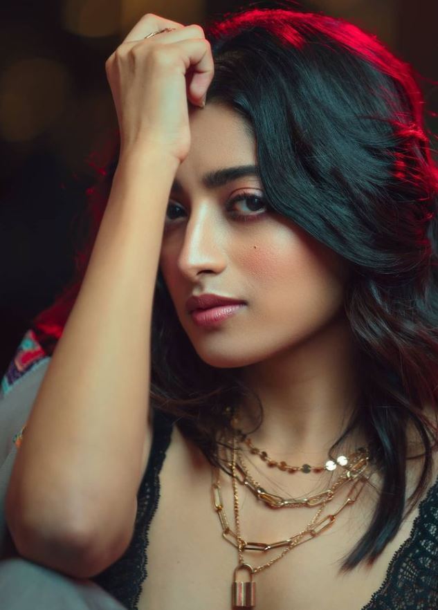 স্টাইল স্টেটমেন্টে কম যান না তিনি, ইশা সাহার হট অবতার পারদ চড়াচ্ছে নেট ...