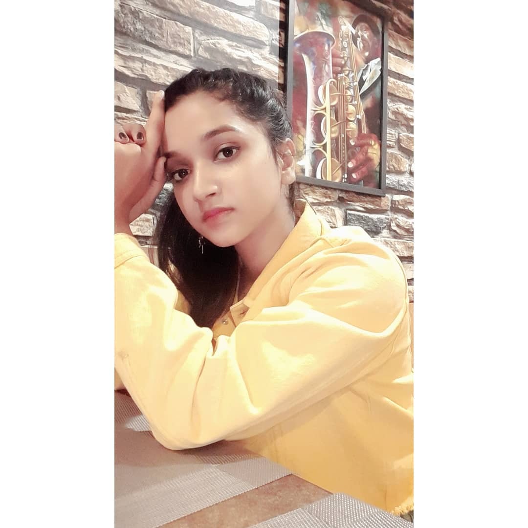 শুরু থেকেই হিট ফড়িং-এর কীর্তি কলাপ, দেখে নিন বাস্তবে কতটা সুন্দরী এই ...