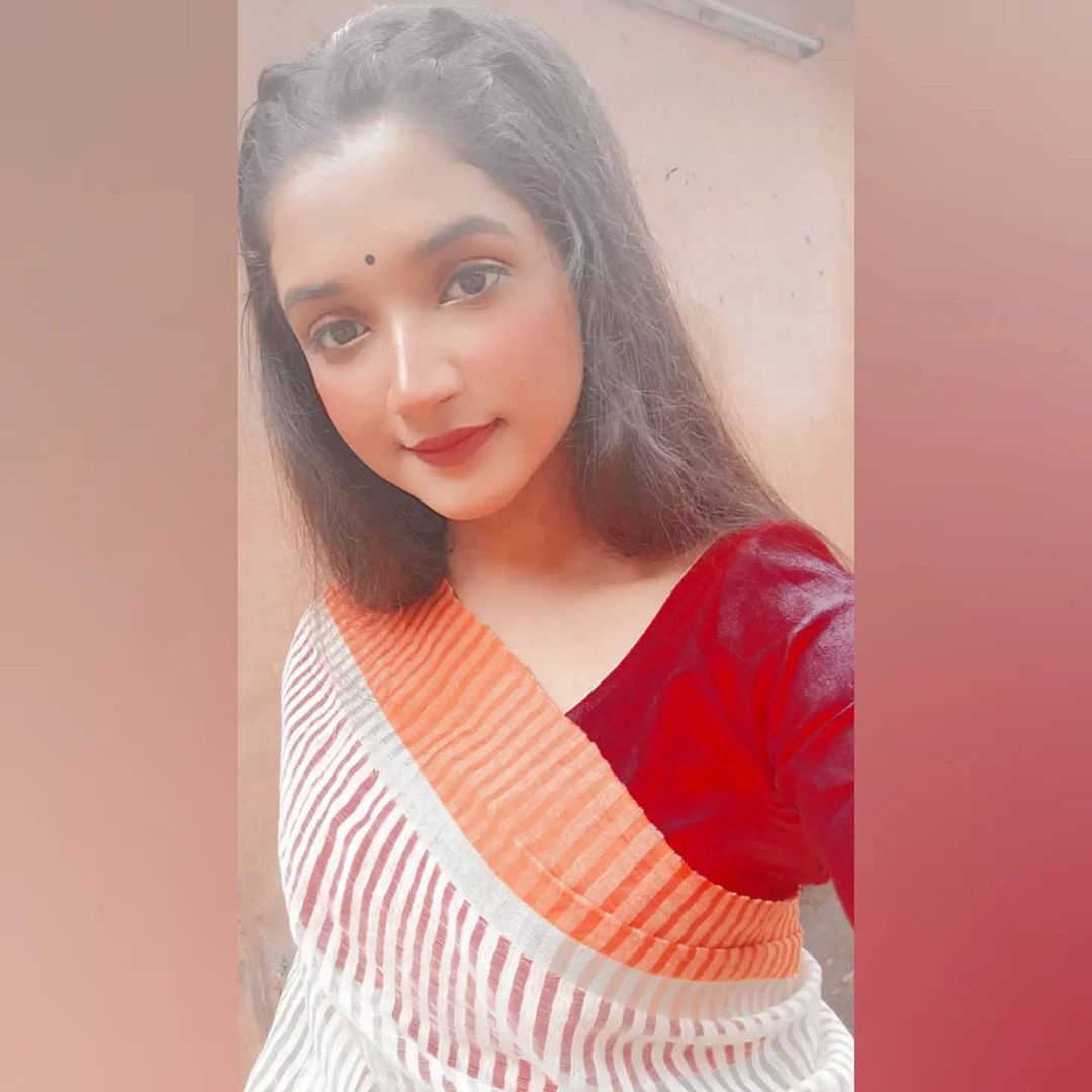 শুরু থেকেই হিট ফড়িং-এর কীর্তি কলাপ, দেখে নিন বাস্তবে কতটা সুন্দরী এই ...