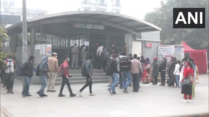 Long Serpentine Queues Of Commuters Seen Outside Saket Metro Station ...