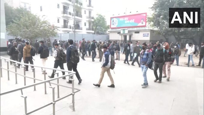 Long Serpentine Queues Of Commuters Seen Outside Saket Metro Station ...