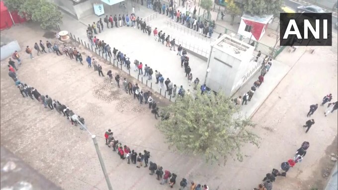 Long Serpentine Queues Of Commuters Seen Outside Saket Metro Station ...