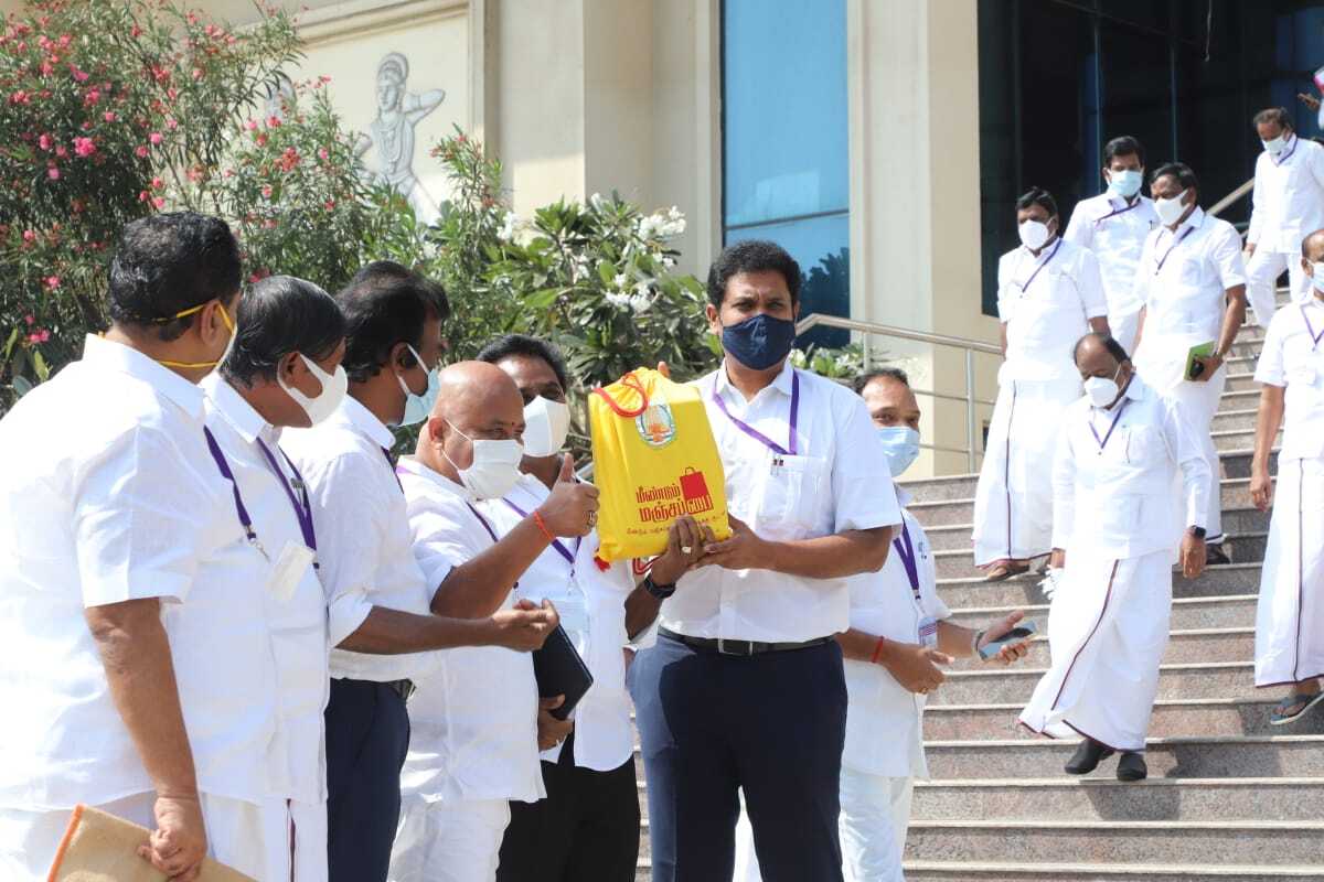 PHOTOS : மஞ்சப்பையுடன் சட்டமன்றம் வந்த திமுக எம்.எல்.ஏக்கள்... படங்கள் ...