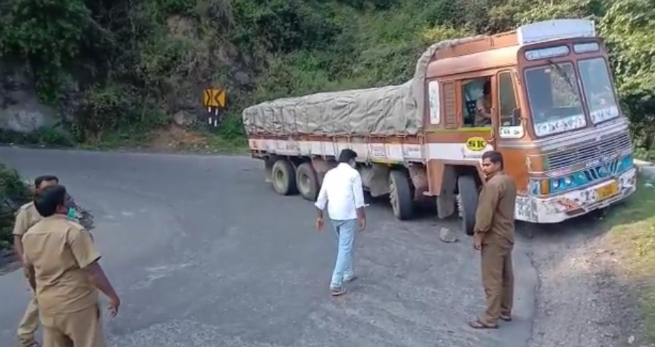 PHOTOS : ஒரே ஒரு லாரி டோட்டல் ரோடும் பிளாக்.... போக்குவரத்து பாதிப்பால் ...