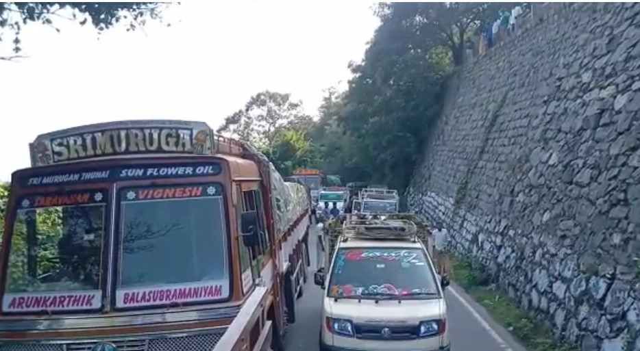 PHOTOS : ஒரே ஒரு லாரி டோட்டல் ரோடும் பிளாக்.... போக்குவரத்து பாதிப்பால் ...