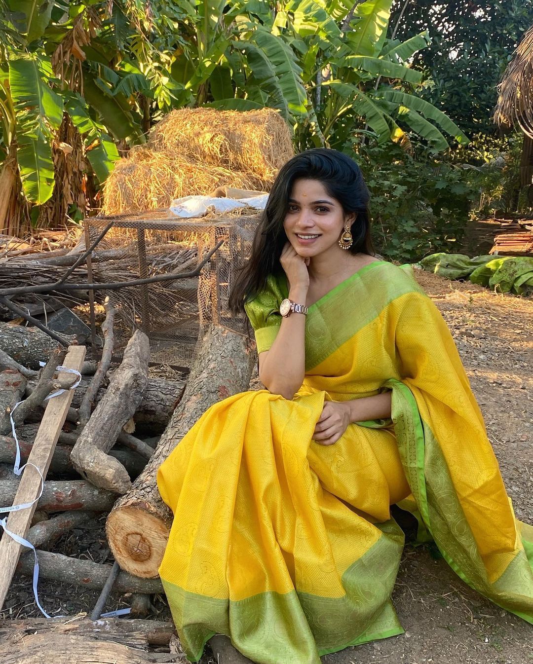 PHOTOS : மஞ்சள் சேலையில் மஞ்ச காட்டு மைனாவாக மாறிய திவ்ய பாரதி ...