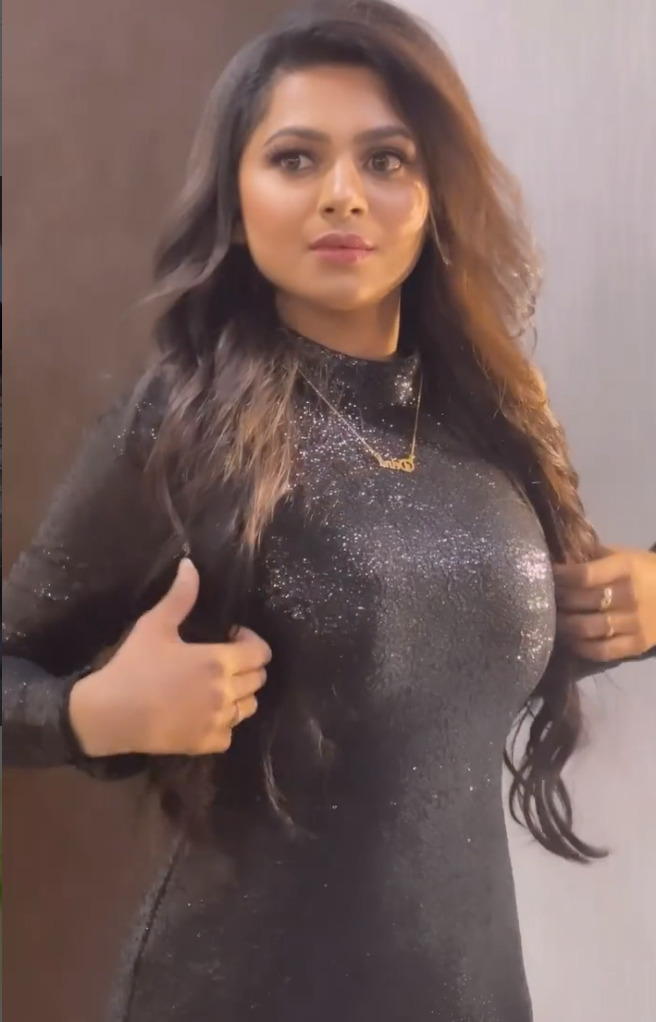 PHOTOS : சீரியலில் மட்டும் தான் அப்படி... குறு குறு பார்வையால் கிறுக்கு ...