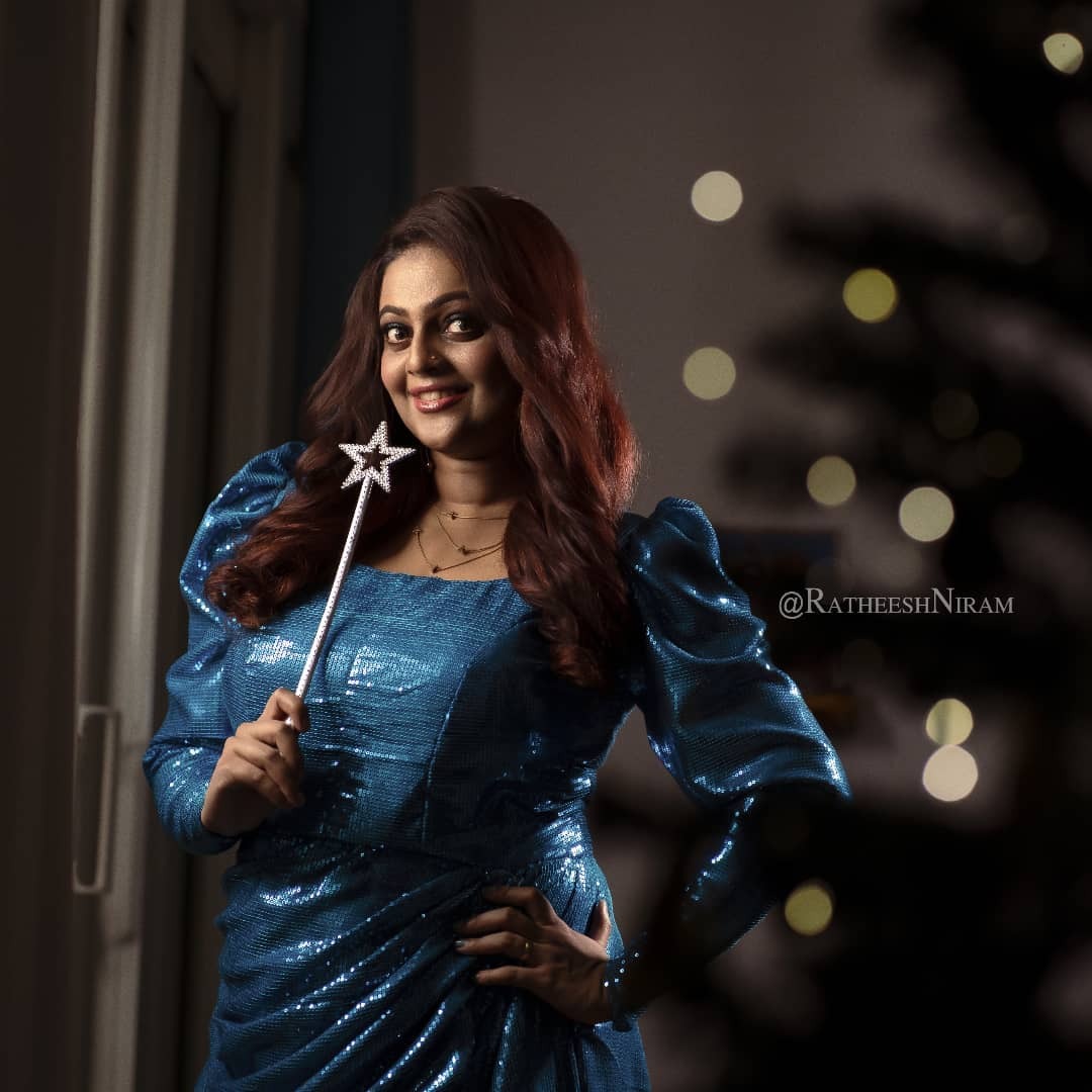 TV Actress Aswathy Sreekanth Stunning Stills In Blue | ഏതാണ് ഈ ...