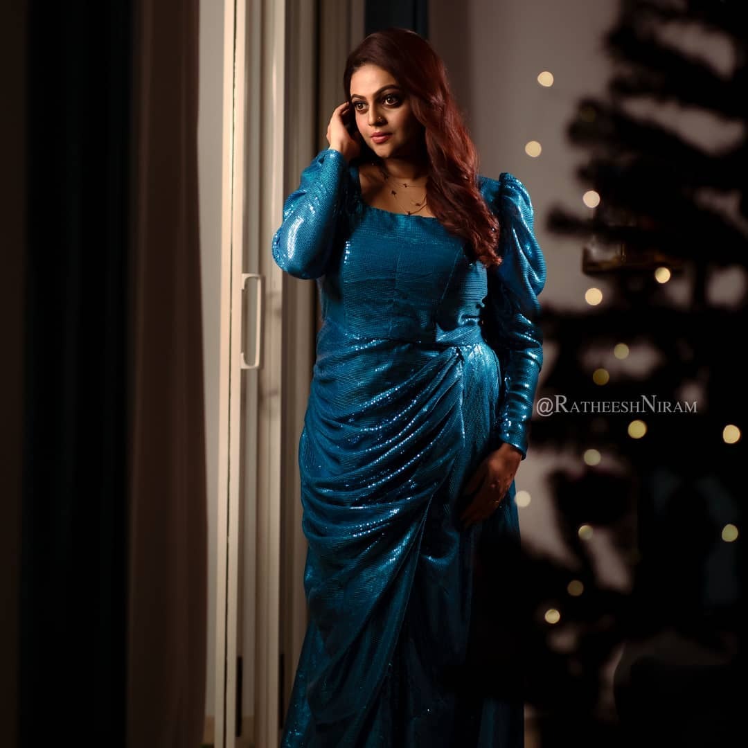 TV Actress Aswathy Sreekanth Stunning Stills In Blue | ഏതാണ് ഈ ...