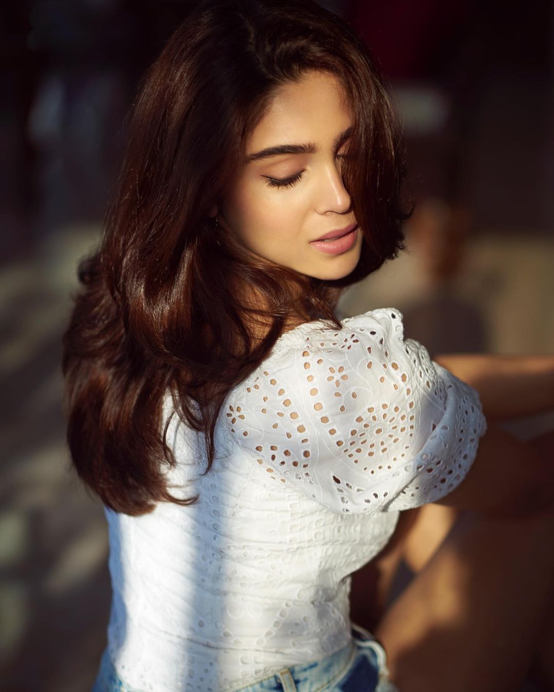 White Top में एक्ट्रेस शरवरी वाघ ने दिखाई दिलकश अदाएं, फैंस के आए ऐसे ...