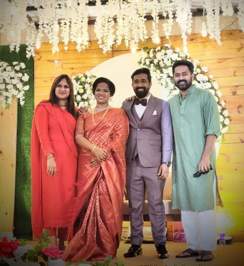 asif ali and wife attends his fan wedding: pics goes viral | ആരാധകന്റെ ...