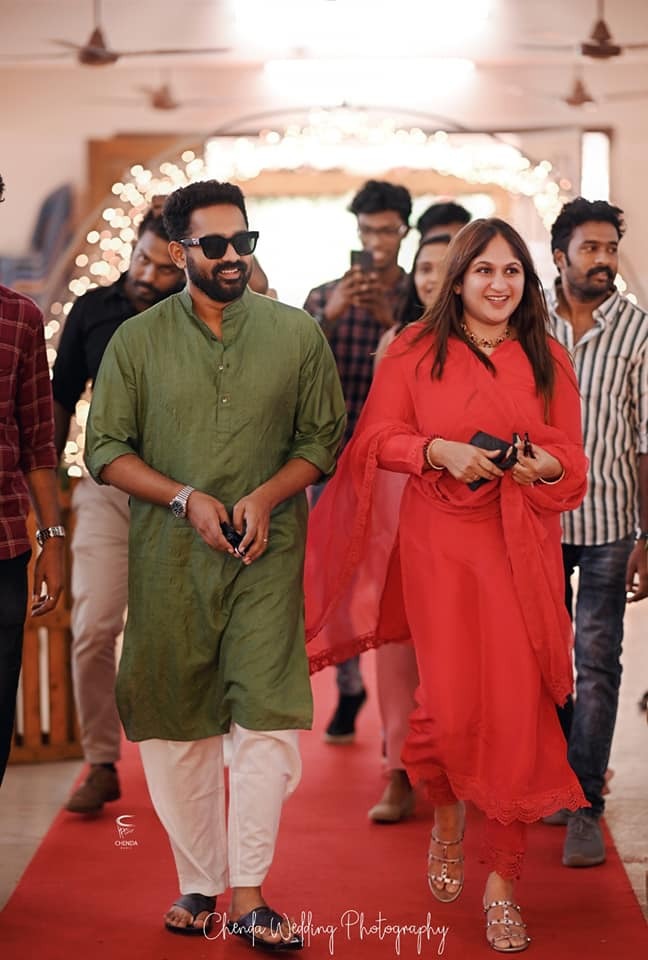 asif ali and wife attends his fan wedding: pics goes viral | ആരാധകന്റെ ...
