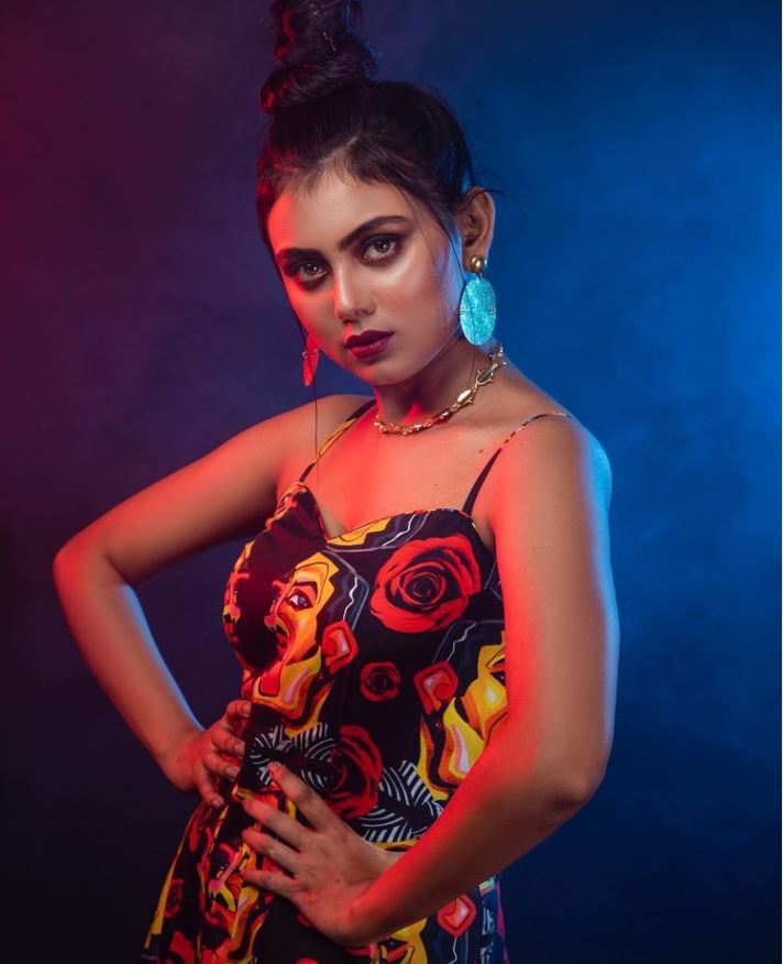 বেনারসী থেকে ওয়েস্টার্ন, সব পোশাকেই সমান মোহময়ী অভিনেত্রী ইধিকা পাল ...