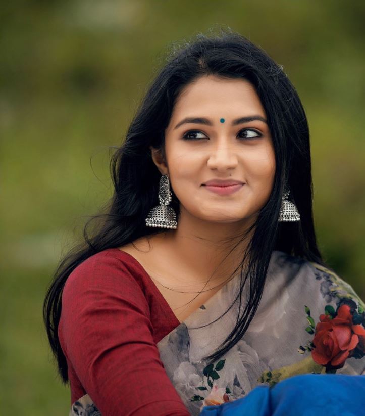 কখনও শাড়ি আবার কখনও বা পাশ্চাত্য পোশাকে সোশ্যাল মিডিয়ায় ভক্তদের ...