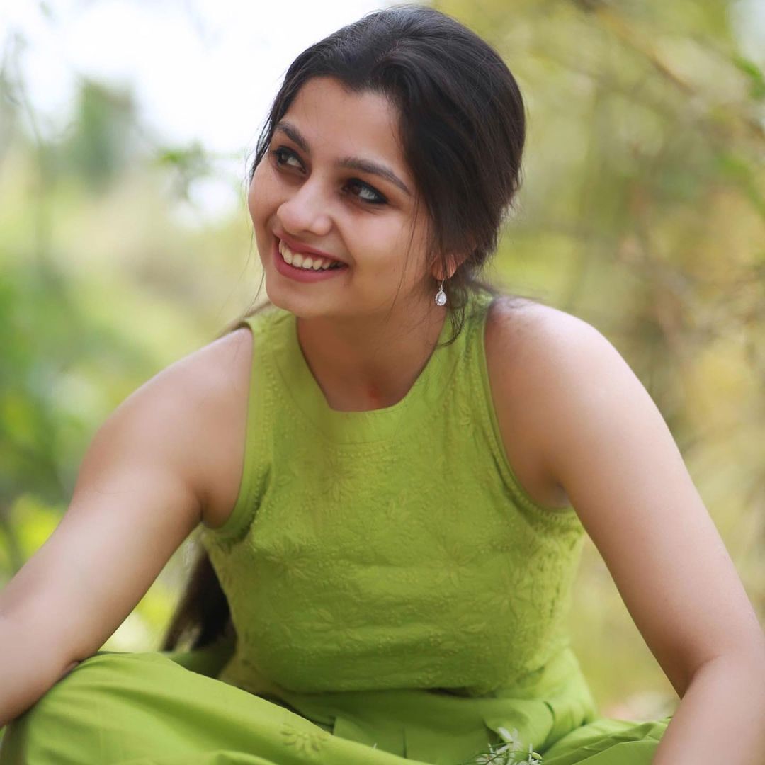 Cute Niranjana Anoop Looks Gorgeous in Black Dress, See Pics | നിരഞ്ജനാ... എന്തൊരു ക്യൂട്ടാണ് ...