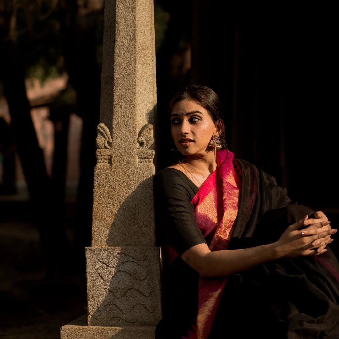 malavika jayaram shines in saree, pictures | അമ്മയെ പോലെ തന്നെ ...