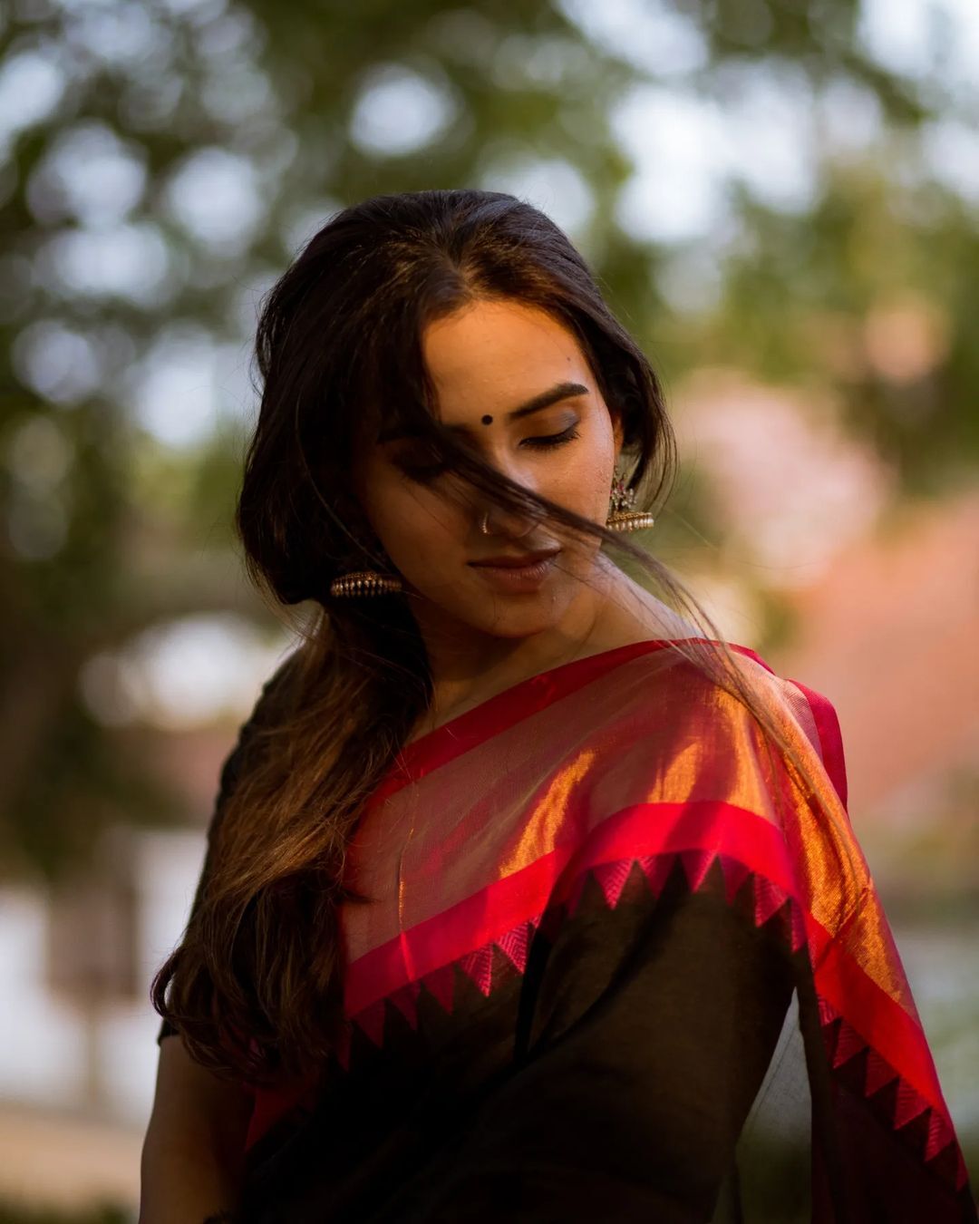 malavika jayaram shines in saree, pictures | അമ്മയെ പോലെ തന്നെ ...