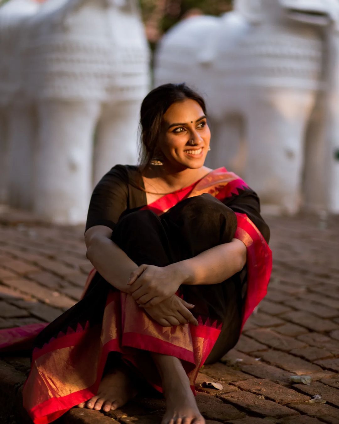 malavika jayaram shines in saree, pictures | അമ്മയെ പോലെ തന്നെ ...