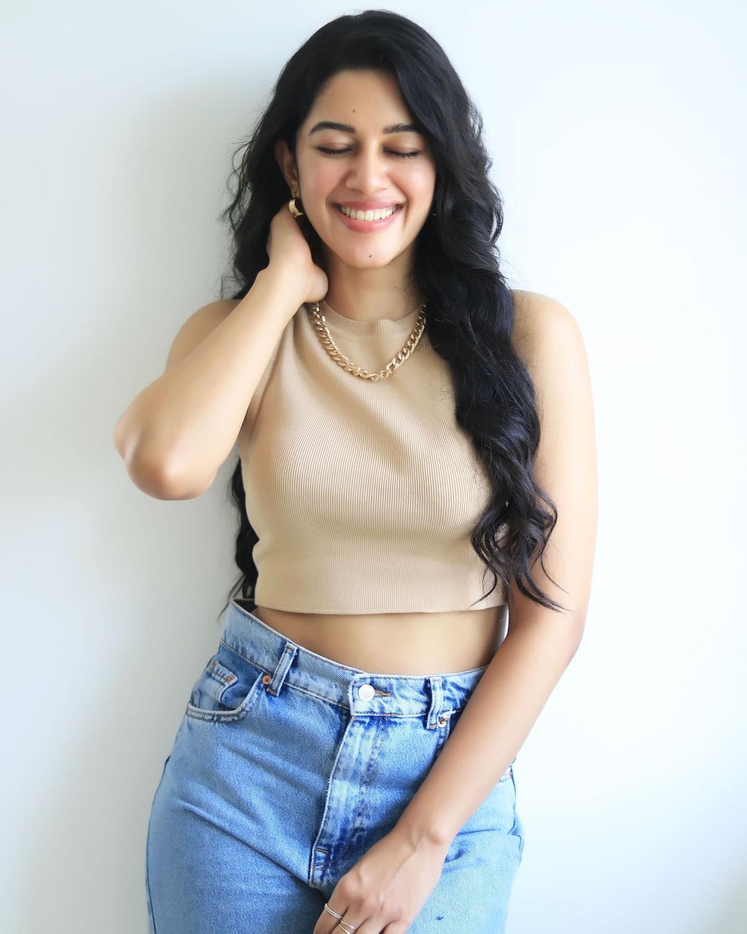 PHOTOS : வாவ்... கிழிந்த பேண்டில் தாறுமாறாக கிளுகிளுப்பு காட்டிய நடிகை ...