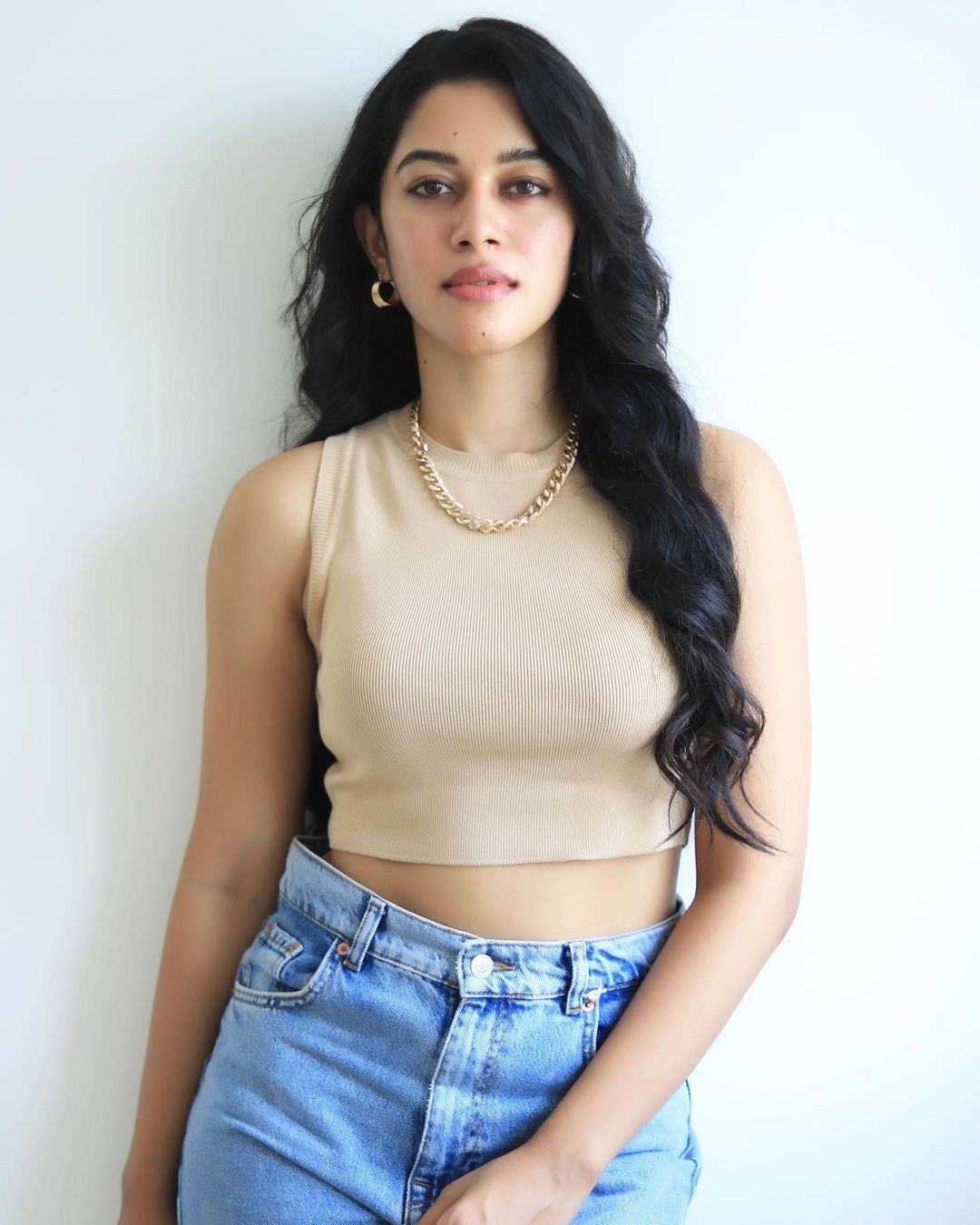 PHOTOS : வாவ்... கிழிந்த பேண்டில் தாறுமாறாக கிளுகிளுப்பு காட்டிய நடிகை ...