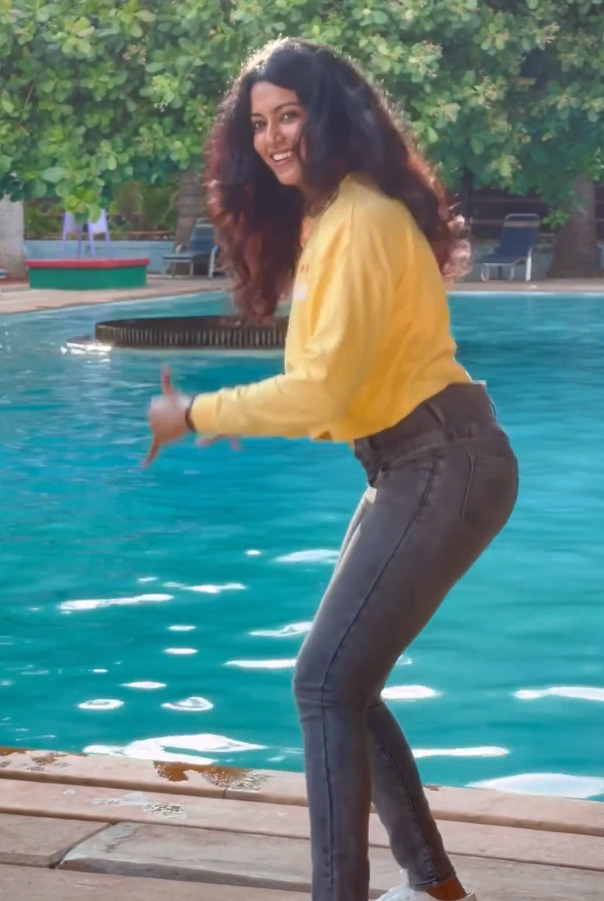 PHOTOS : பிரபல பாடலுக்கு வளைந்து நெளிந்து குத்தாட்டம் போட்ட ரோஷினி ...