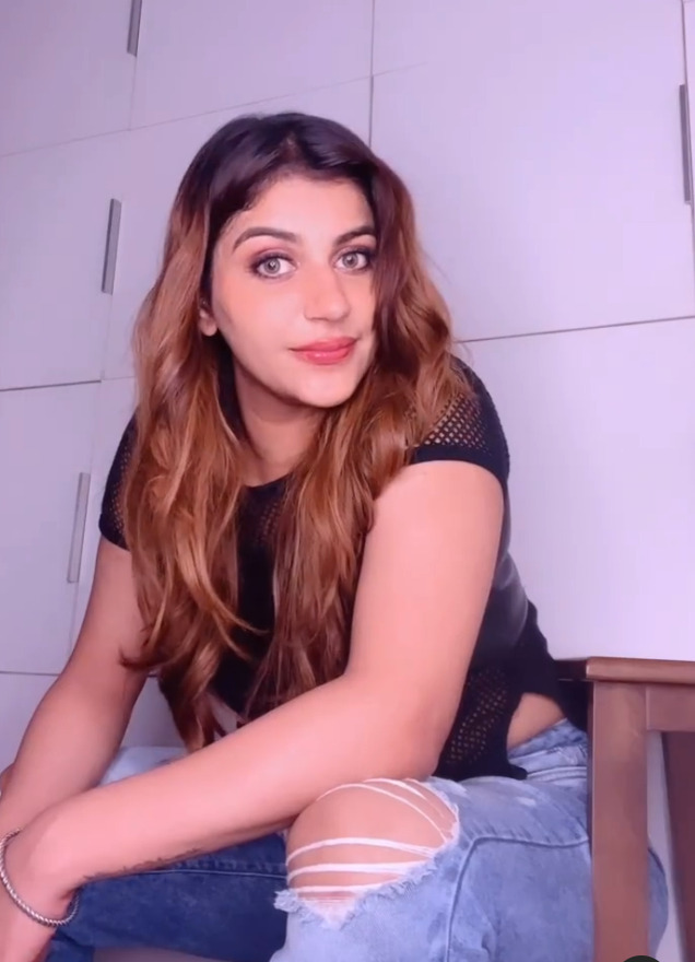 PHOTOS : ப்பா... டைட் ஷிர்டில் ஜம்முனு போஸ் குடுத்த யாஷிகா ஆனந்த் ...