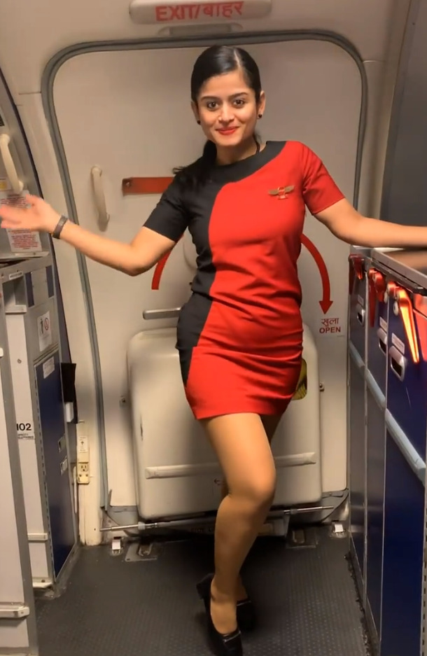 PHOTOS : ஸ்பைஸ்ஜெட் விமானத்தில் வளைந்து நெளித்து குத்தாட்டம் போட்ட ...