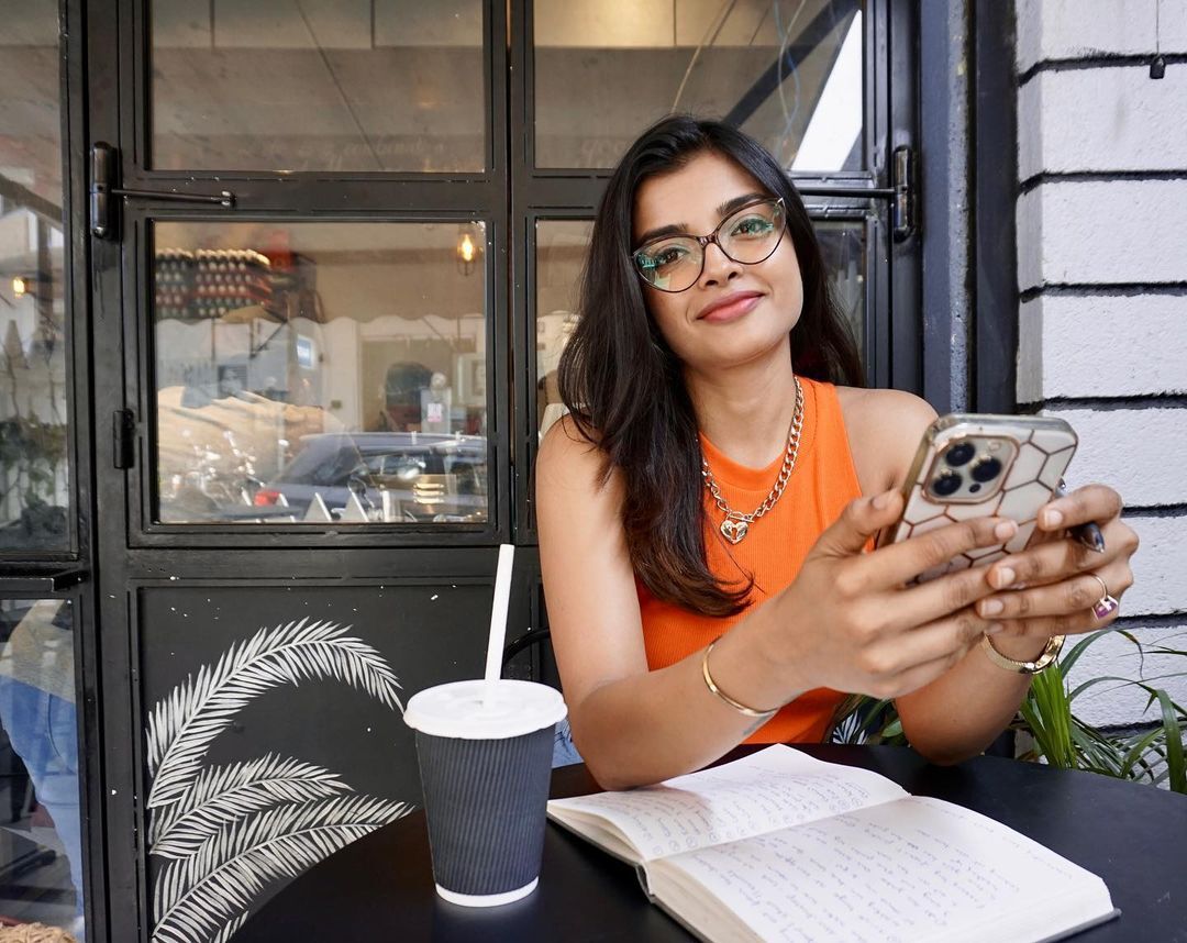 PHOTOS : வாவ்... டீ-ஷிர்டில் கவர்ச்சி போஸ் குடுத்து ரசிகர்களை தவிக்க ...