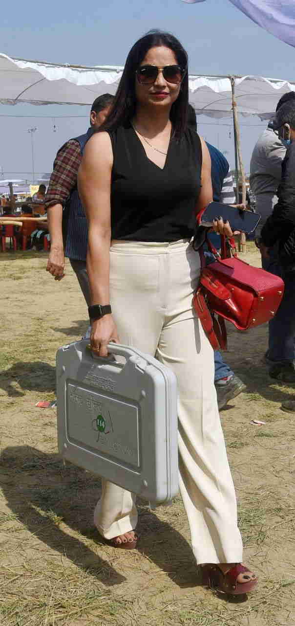 Reena Dwivedi: वेस्टर्न ड्रेस में इस बार नजर आईं पीली साड़ी वाली मैडम ...