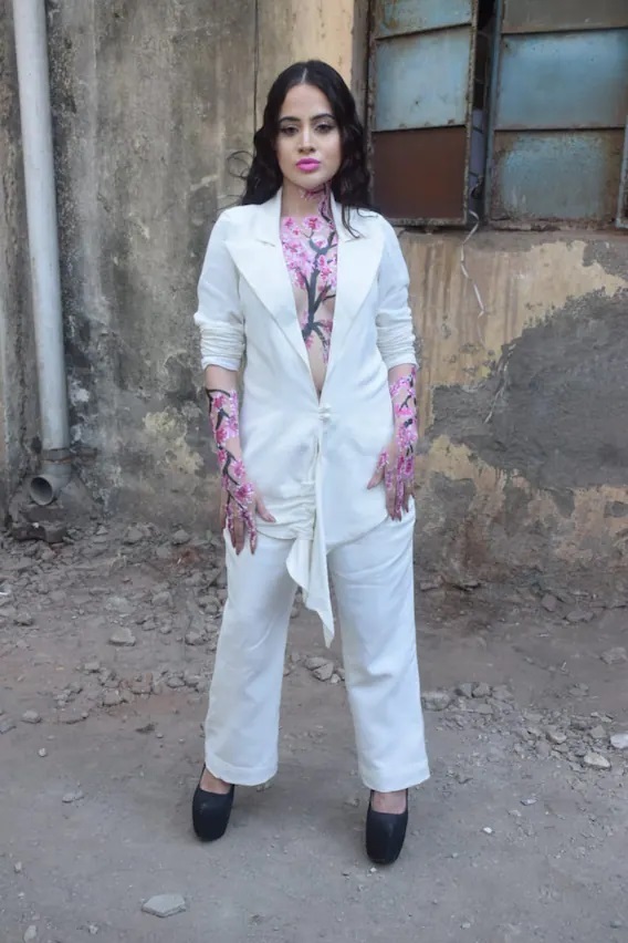 Urfi Javed Photos: उर्फी जावेद का अतरंगी फैशन, टीशर्ट के बजाए बॉडी पर ...