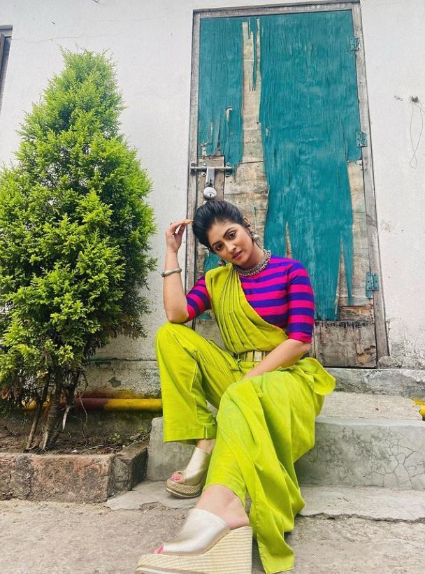 রঙিন আবেশে স্যোশাল মিডিয়ায় তিয়াশার ছবি, প্রসংশায় পঞ্চমুখ নেটিজেনরা ...