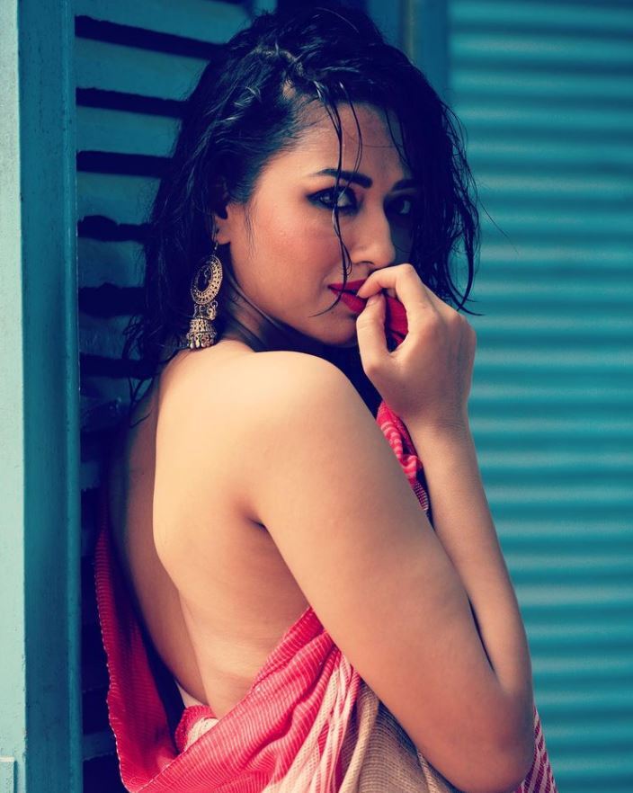 খোলা চুল, ঠোঁটের ফাঁকে আঙুল, দুষ্টুমিভরা হাসিতে কার মন ভোলাচ্ছেন সোহিনী | Actress sohini sarkar ...