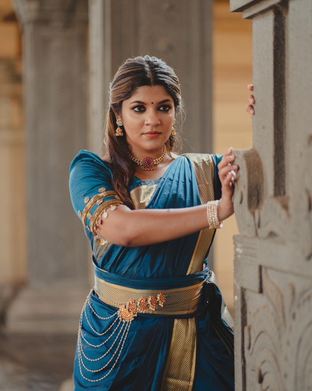 Actress Aparna Balamurali New Dance Stills In Saree Goes Viral ...