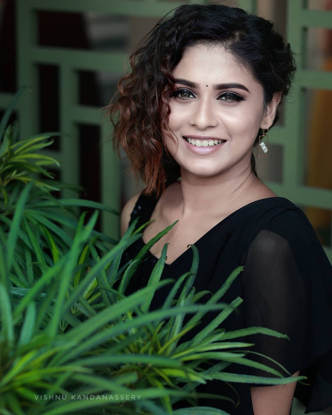 Jan.E.Man Fame Sruthy Sathyan New Stylish Stills In Black | ശ്രുതി ...