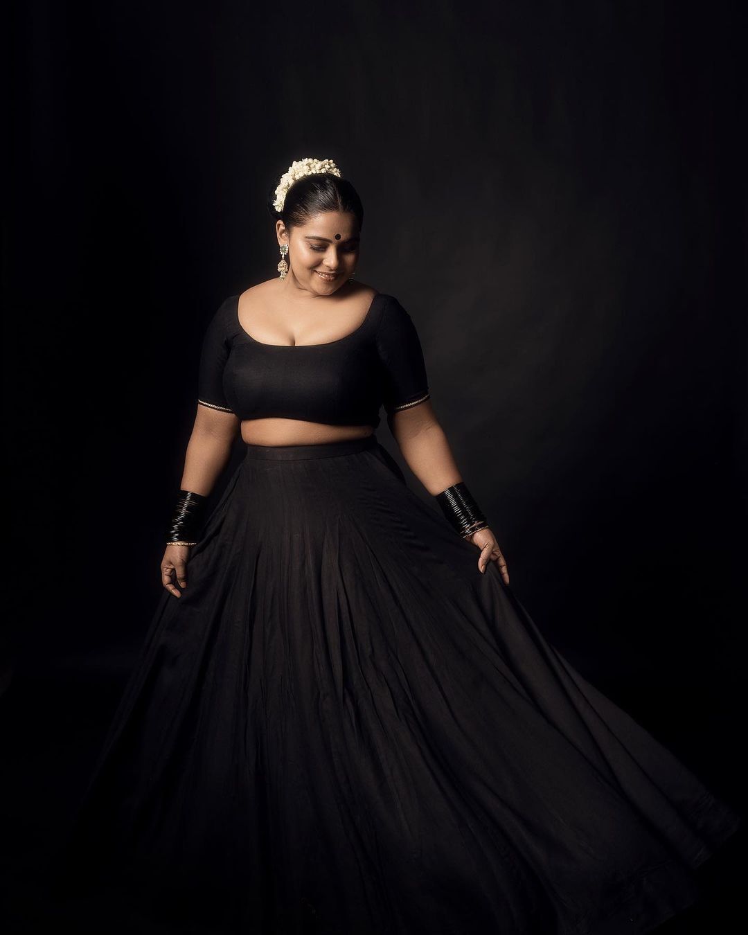 Malayalam Actress Fara Shibla New Reels And Glamour Clicks Goes Viral ...