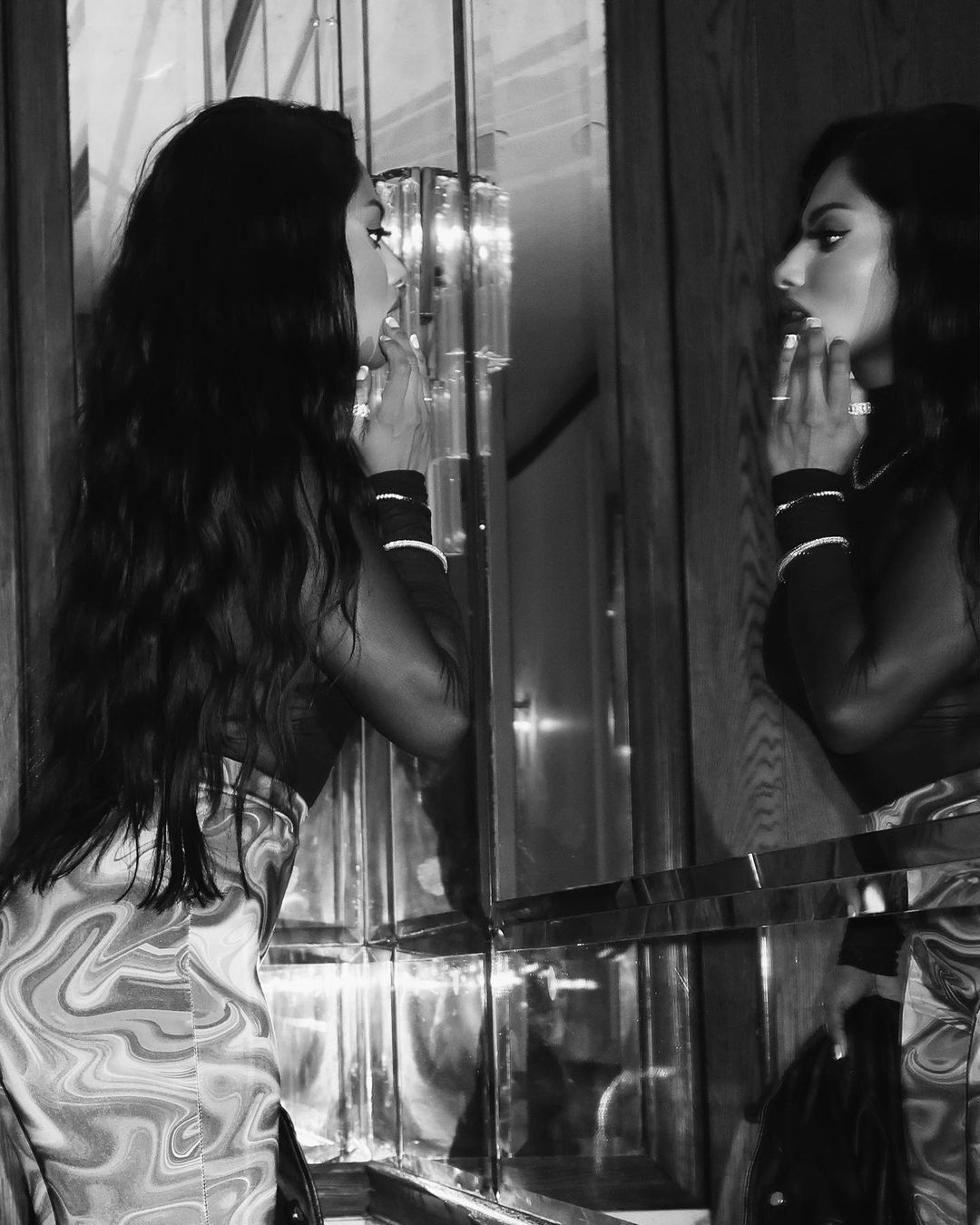 PHOTOS : ட்ரான்ஸ்பரென்ட் உடையில் கவர்ச்சியை பளிச்சென்று காட்டிய ...