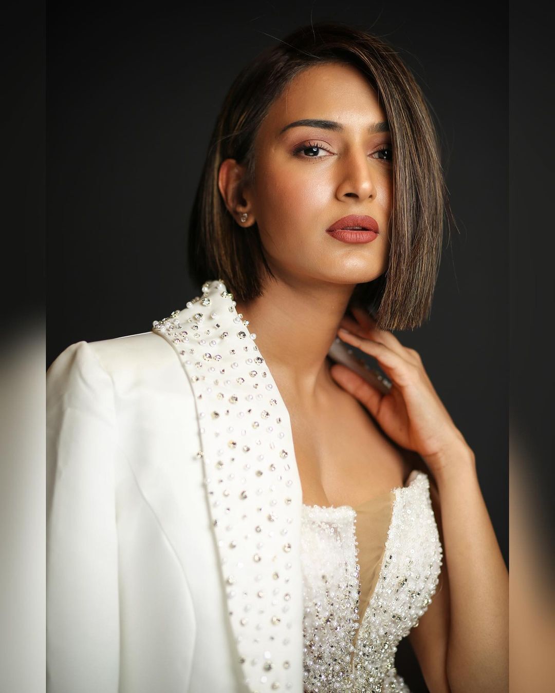 PHOTOS : வெள்ளை உடையில் கொள்ளை அழகு.. கவர்ச்சி பொங்கும் எரிகா ...