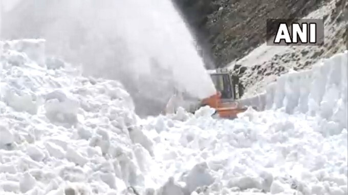 Heavy Snowfall In J&K, 19/03/2022 Photos: HD Images, Pictures, News ...