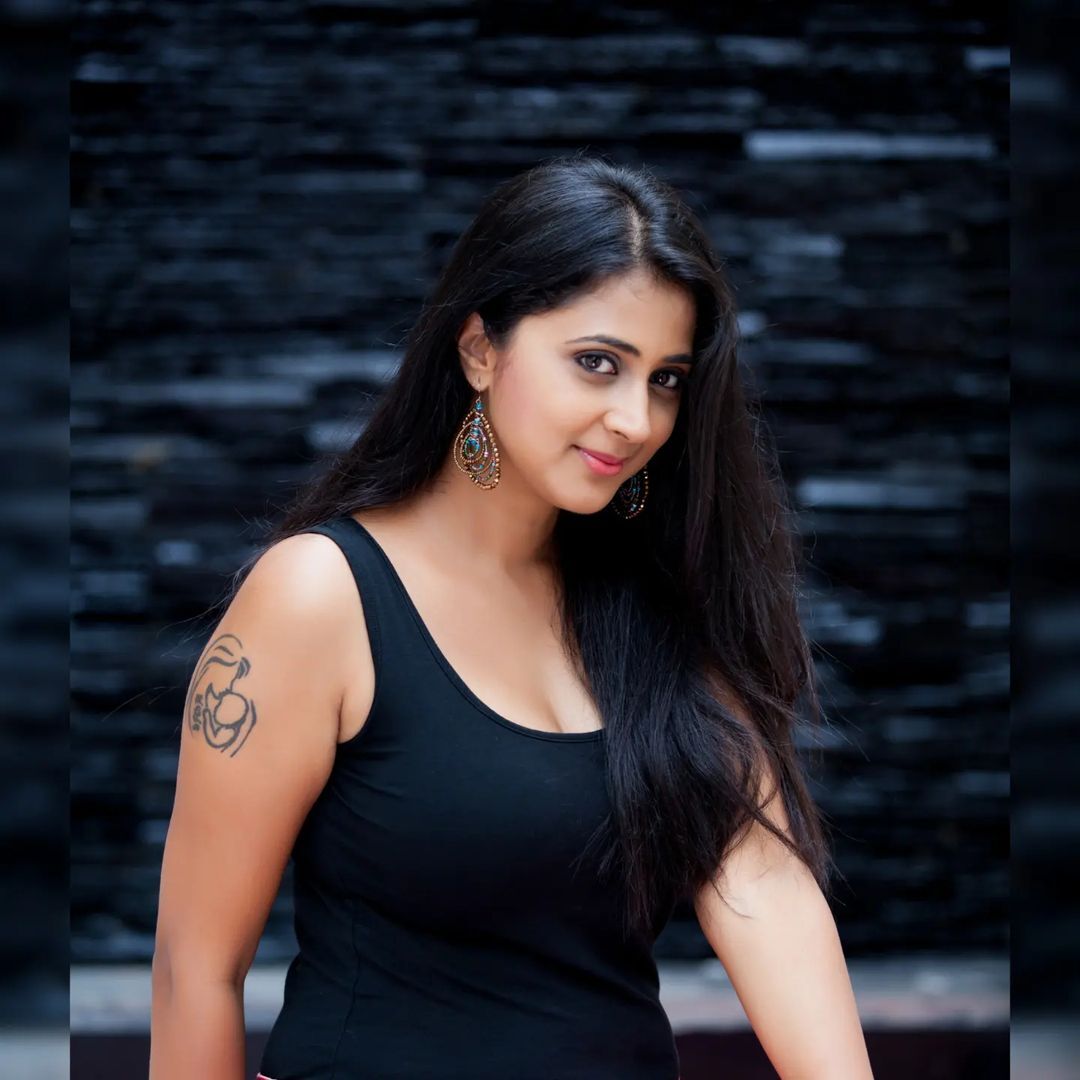 actress kaniha posted her latest glamorous photos | കള്ള ചിരിയിൽ കനിഹ ...