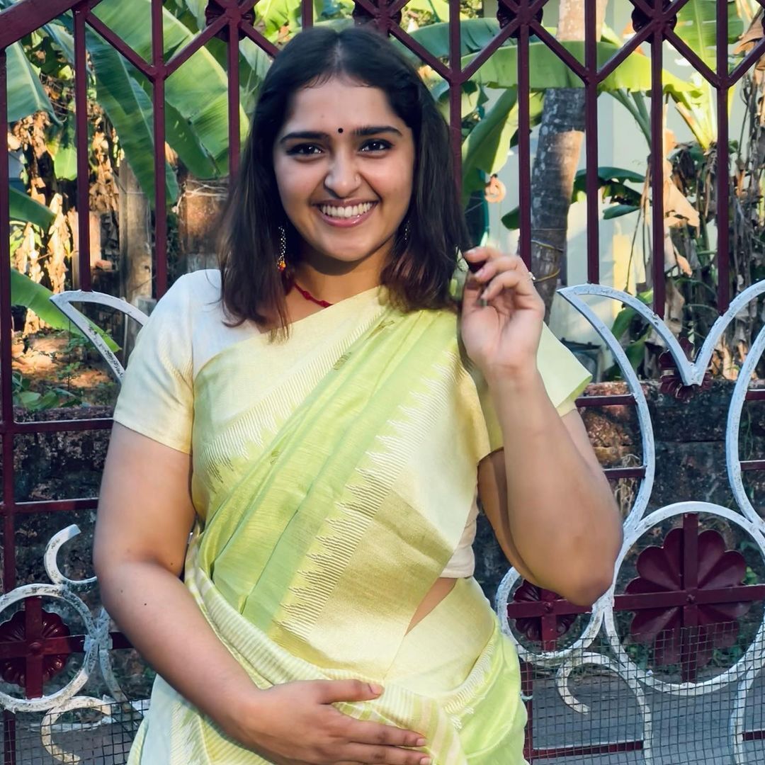 actress sanusha Santhosh posted her latest saree look photos goes ...