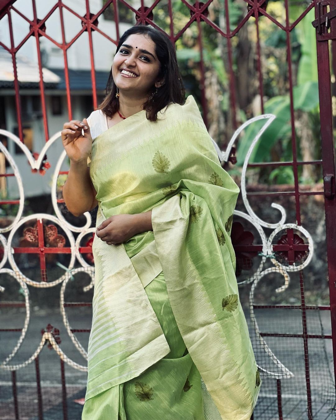 actress sanusha Santhosh posted her latest saree look photos goes ...