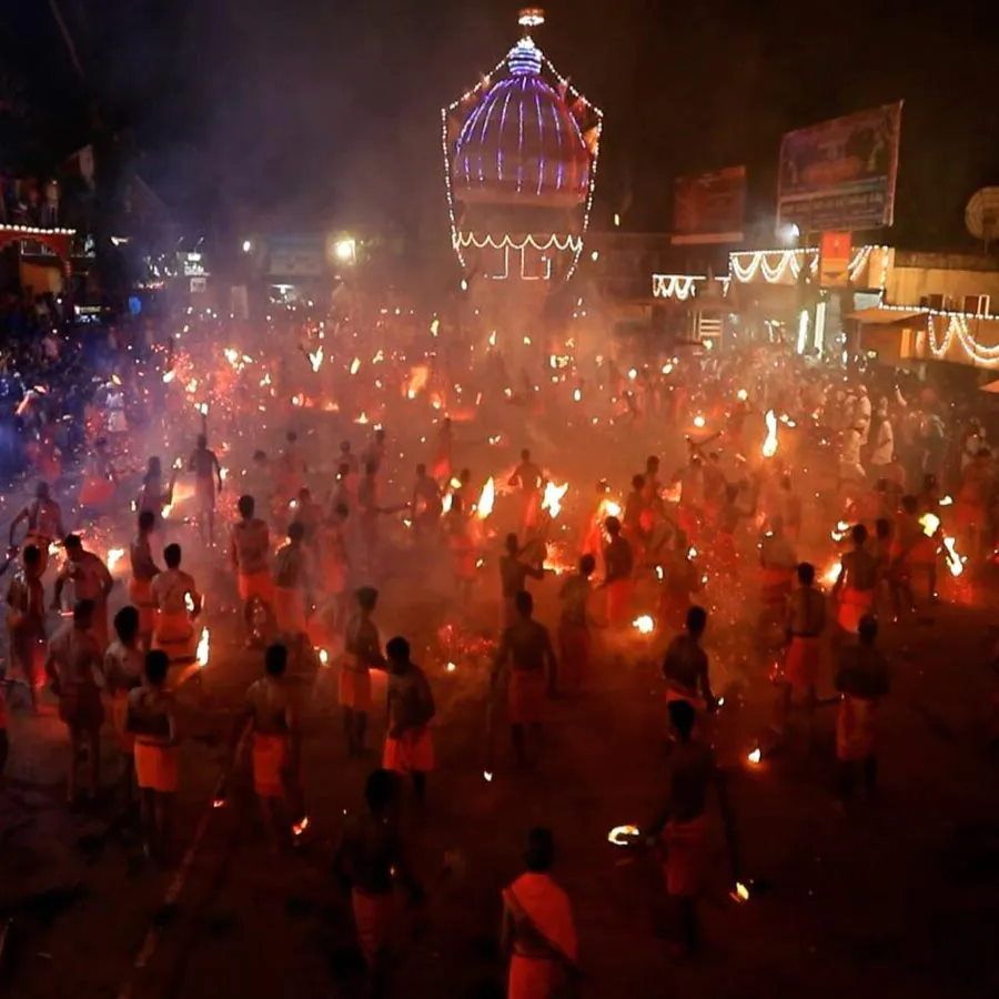 PHOTO: दुर्गा मां को खुश करने के लिए इस मंदिर में खेली जाती है 'आग की ...