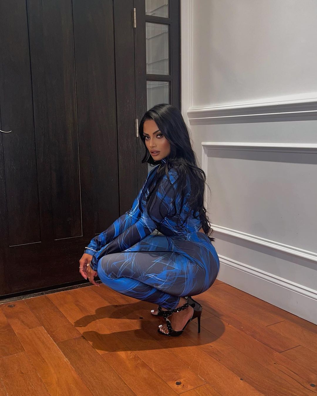 PHOTOS : வாவ்.. இவ்வளவு டைட்டாவா ட்ரெஸ் போடுவீங்க? தாறுமாறாக கவர்ச்சி ...