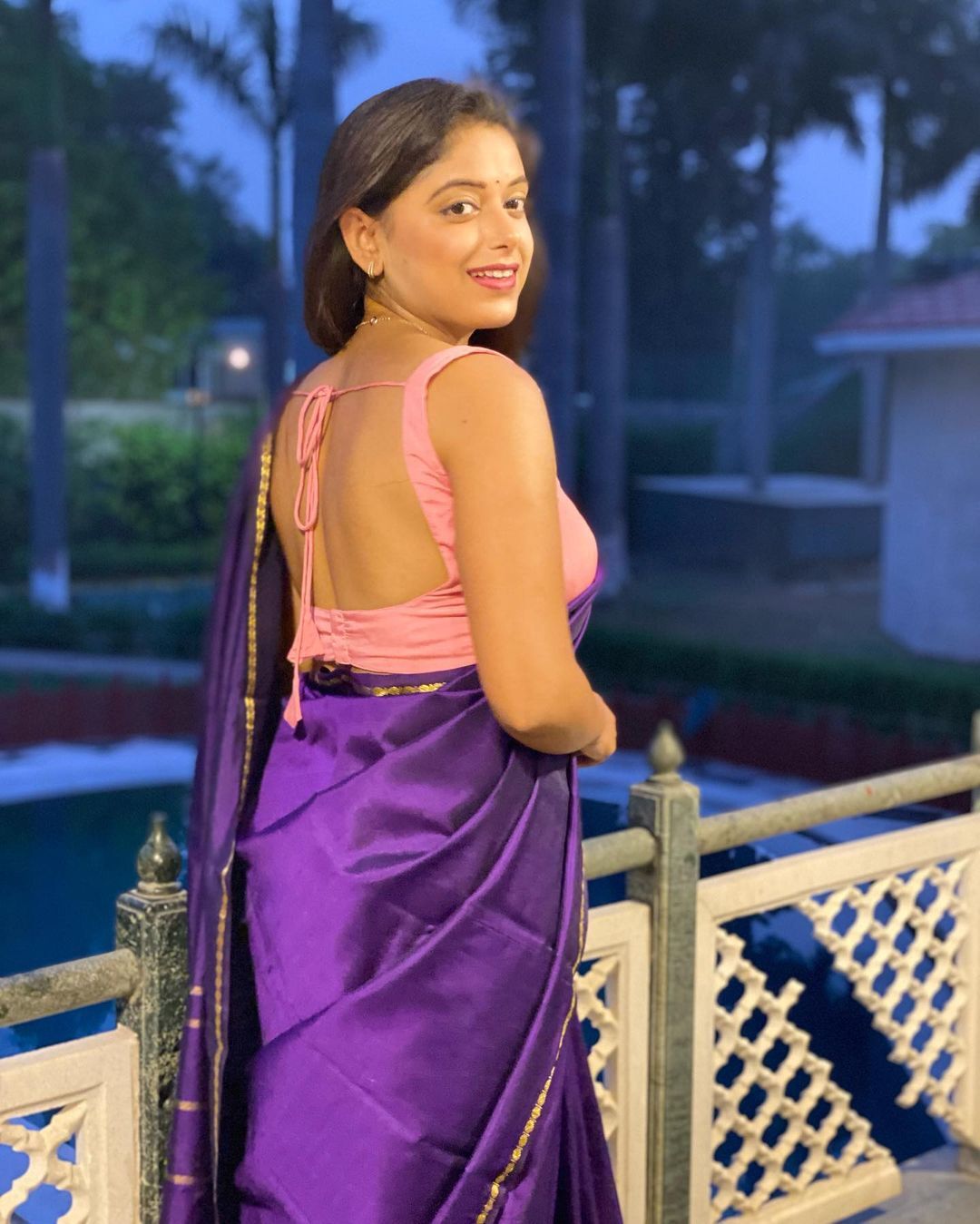 PHOTOS : அடடே.. புடவையை இப்படியா கட்டுவீங்க?.. கட்டியும் கட்டாமலும் செம ...