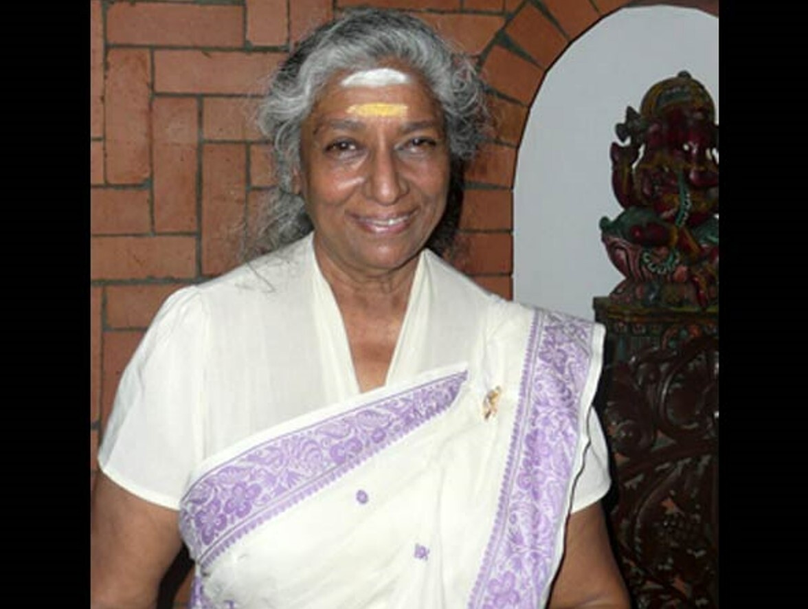 PHOTOS : இசைக் குயில் எஸ்.ஜானகியின் பிறந்த நாள் இன்று! | singer s ...