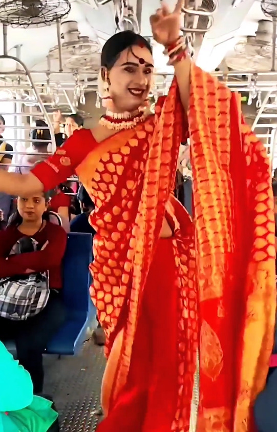 PHOTOS : ஓடும் ரயிலில் குத்தாட்டம் போட்ட திருநங்கை.. வியந்துபோன பயணிகள் ...