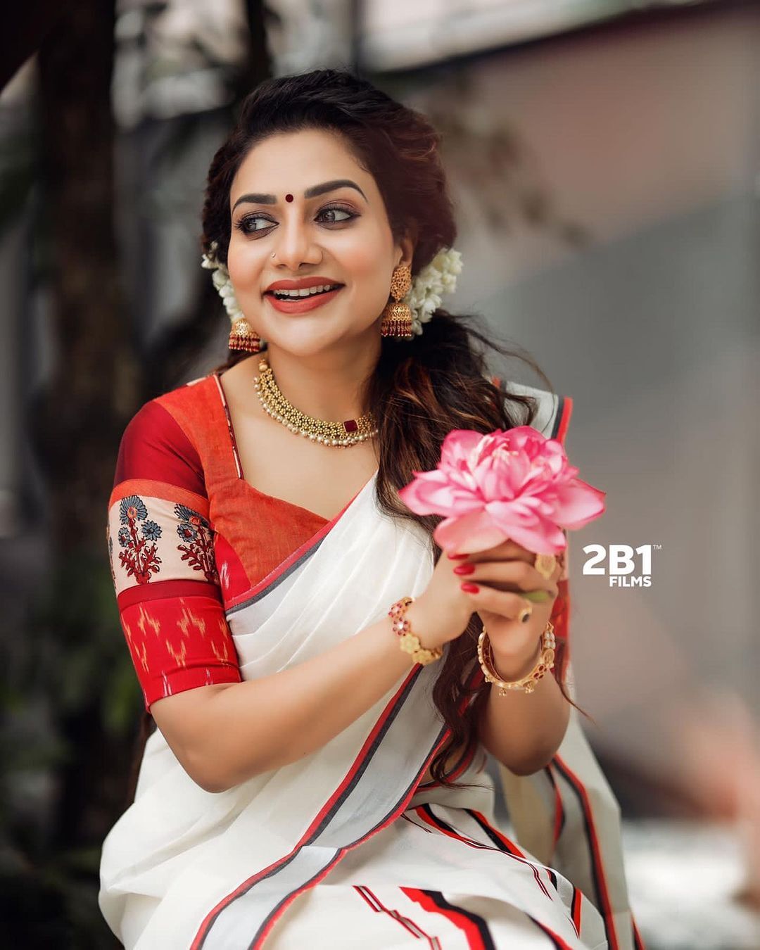 Singer-Actress Rimi Tomy's Gorgeous in Saree, See Pics | റിമി ചുമ്മാ ...