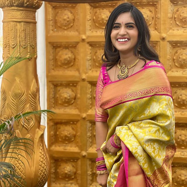 చీరలో స్రవంతి.. పోతోందిగా మతి..!! | Bigg Boss Beauty Sravanthi ...