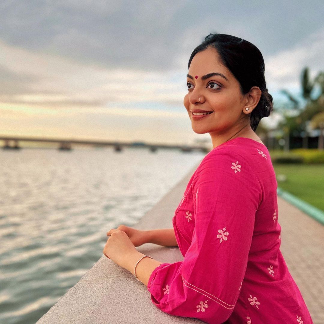 Actress Ahaana Krishna New Simple And Stylish Stills | പിങ്ക് ബ്യൂട്ടി ...